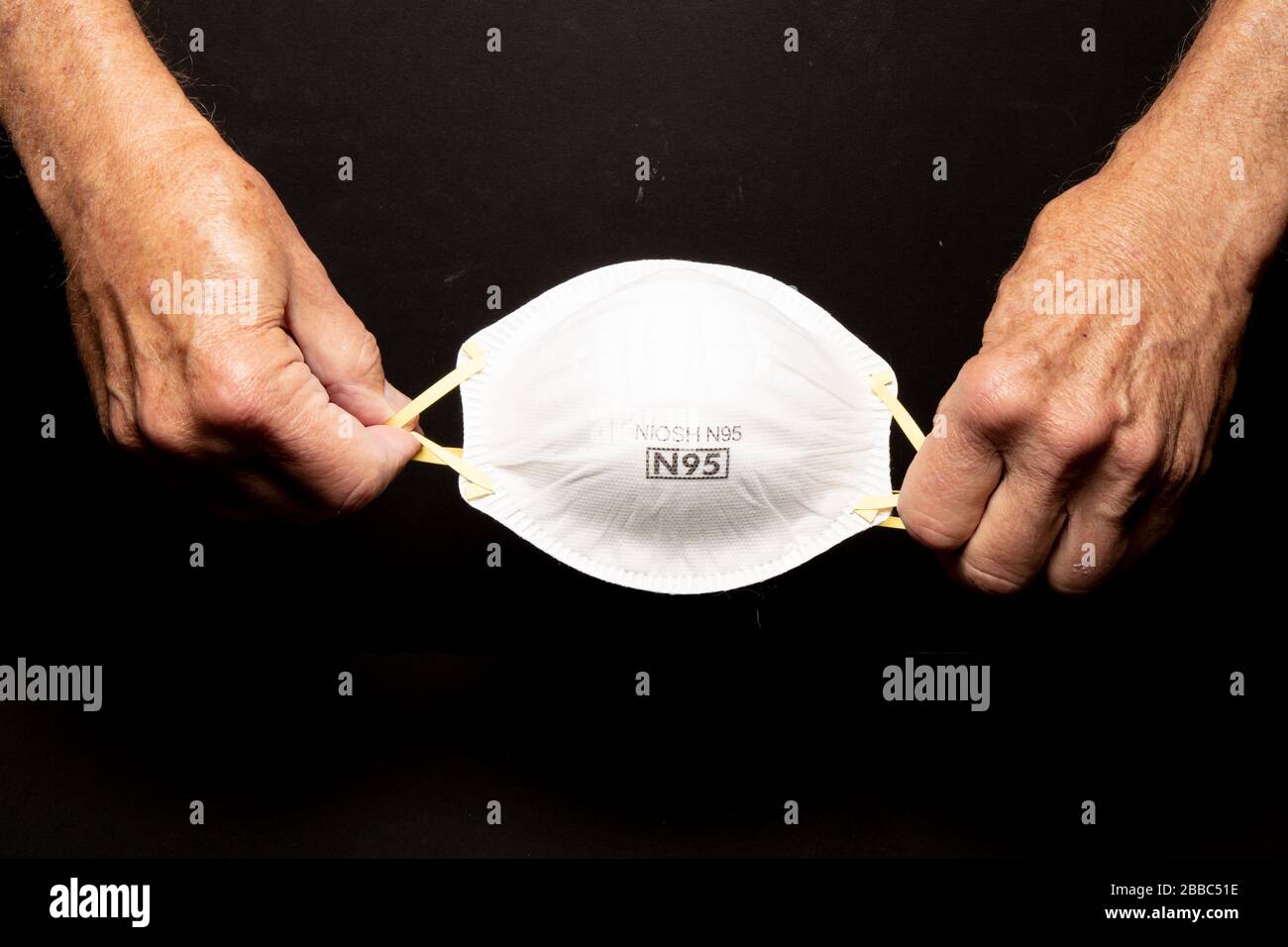 hand(s) holding N95 mask Stock Photo - Alamy