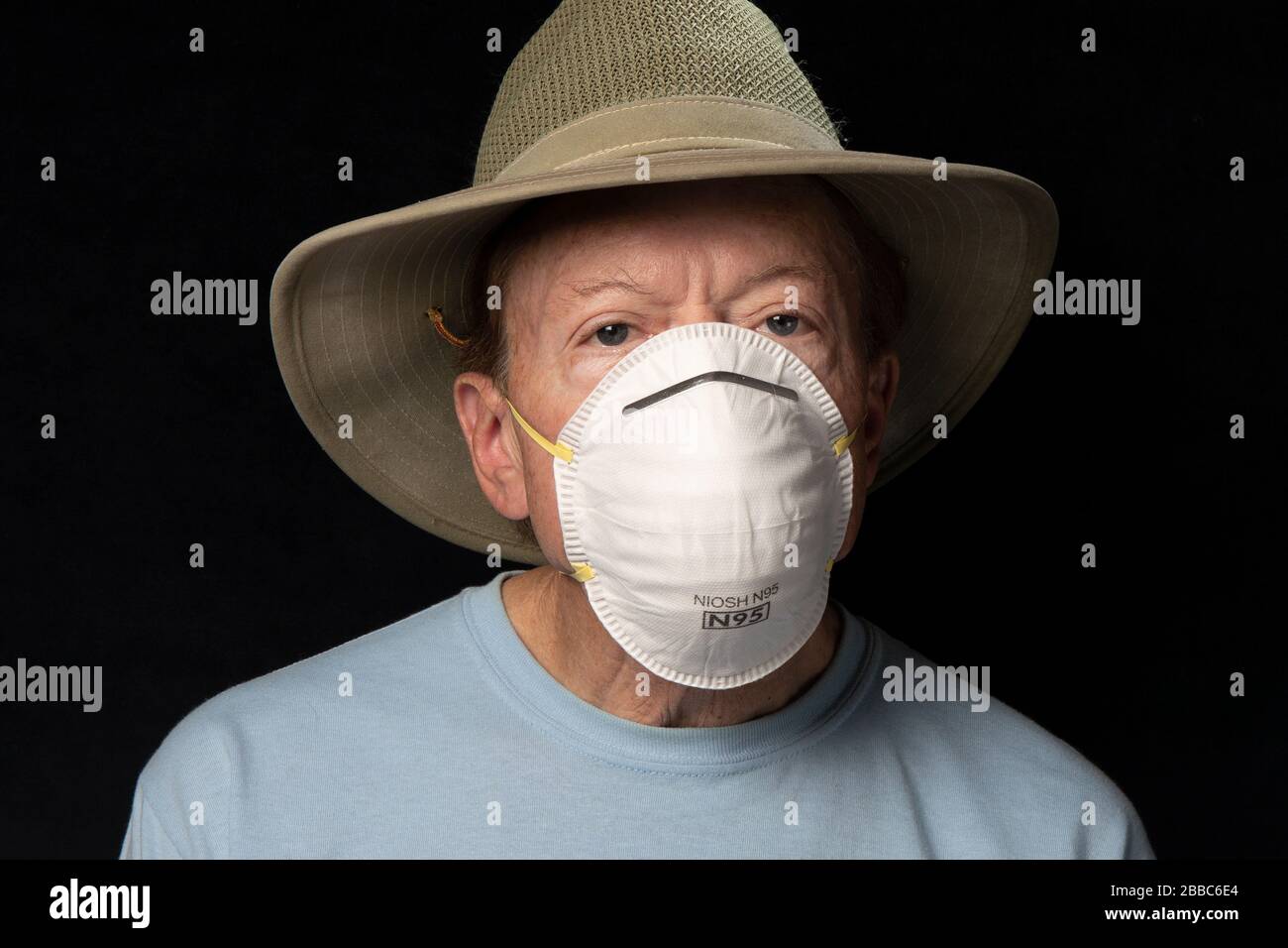 man wearing N95 mask Stock Photo - Alamy