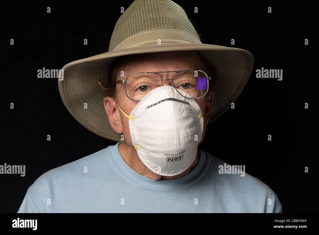 man wearing N95 mask and glasses Stock Photo - Alamy