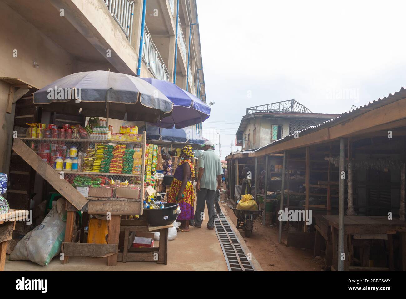 Buying and selling in nigeria market hi-res stock photography and ...