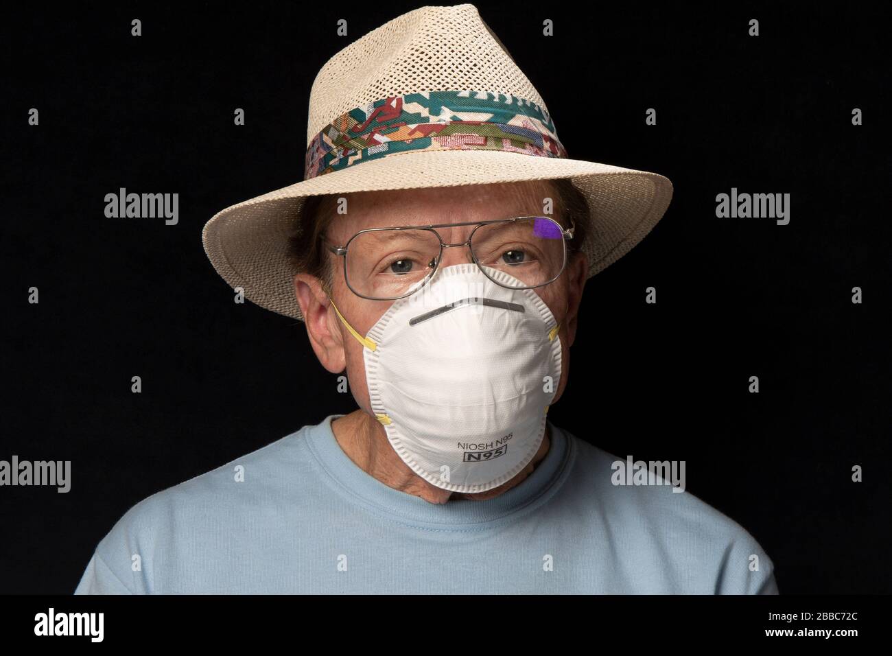 man wearing N95 mask and glasses Stock Photo - Alamy