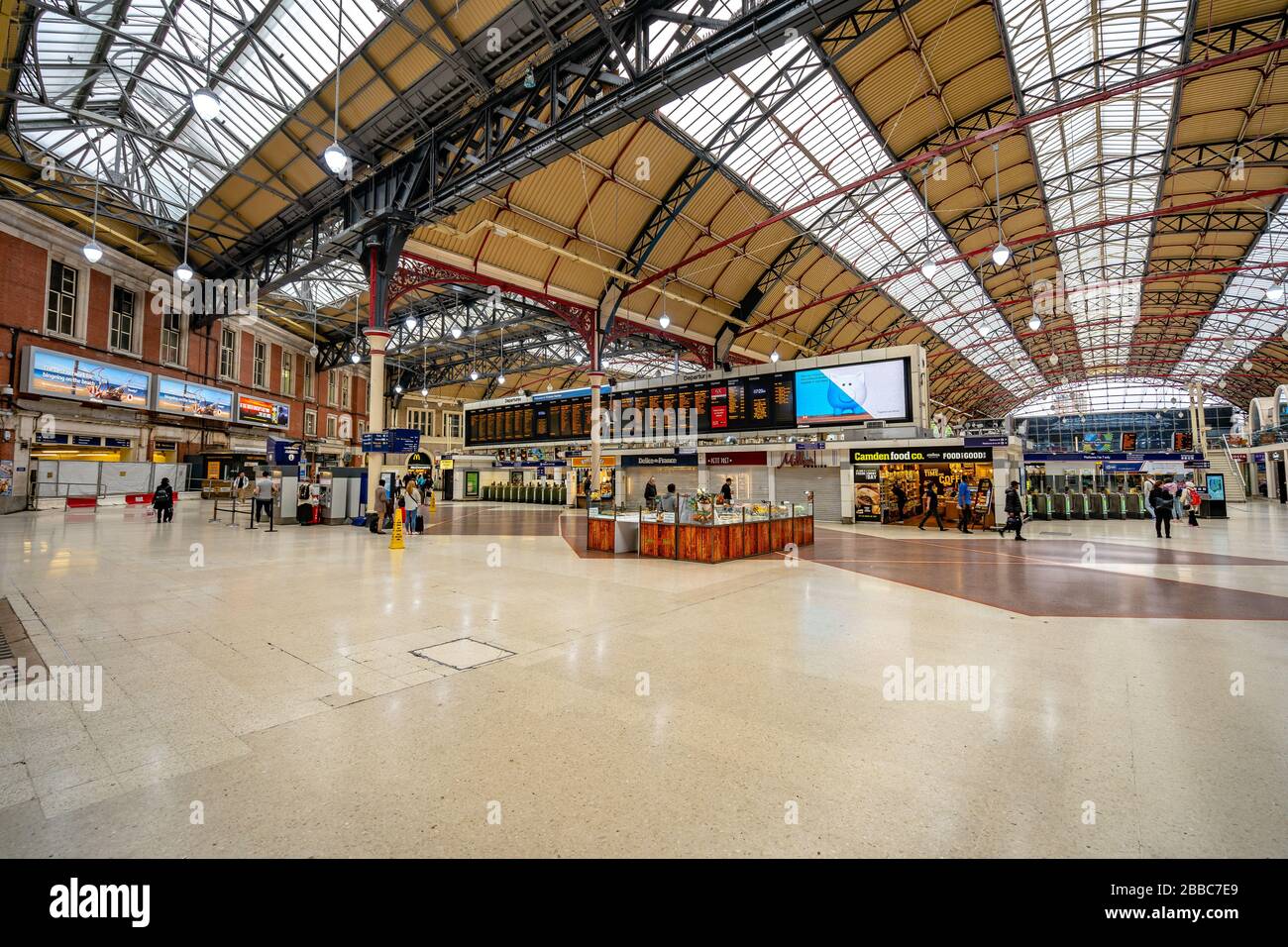 London, England - Inside the Victoria train station Stock Photo - Alamy