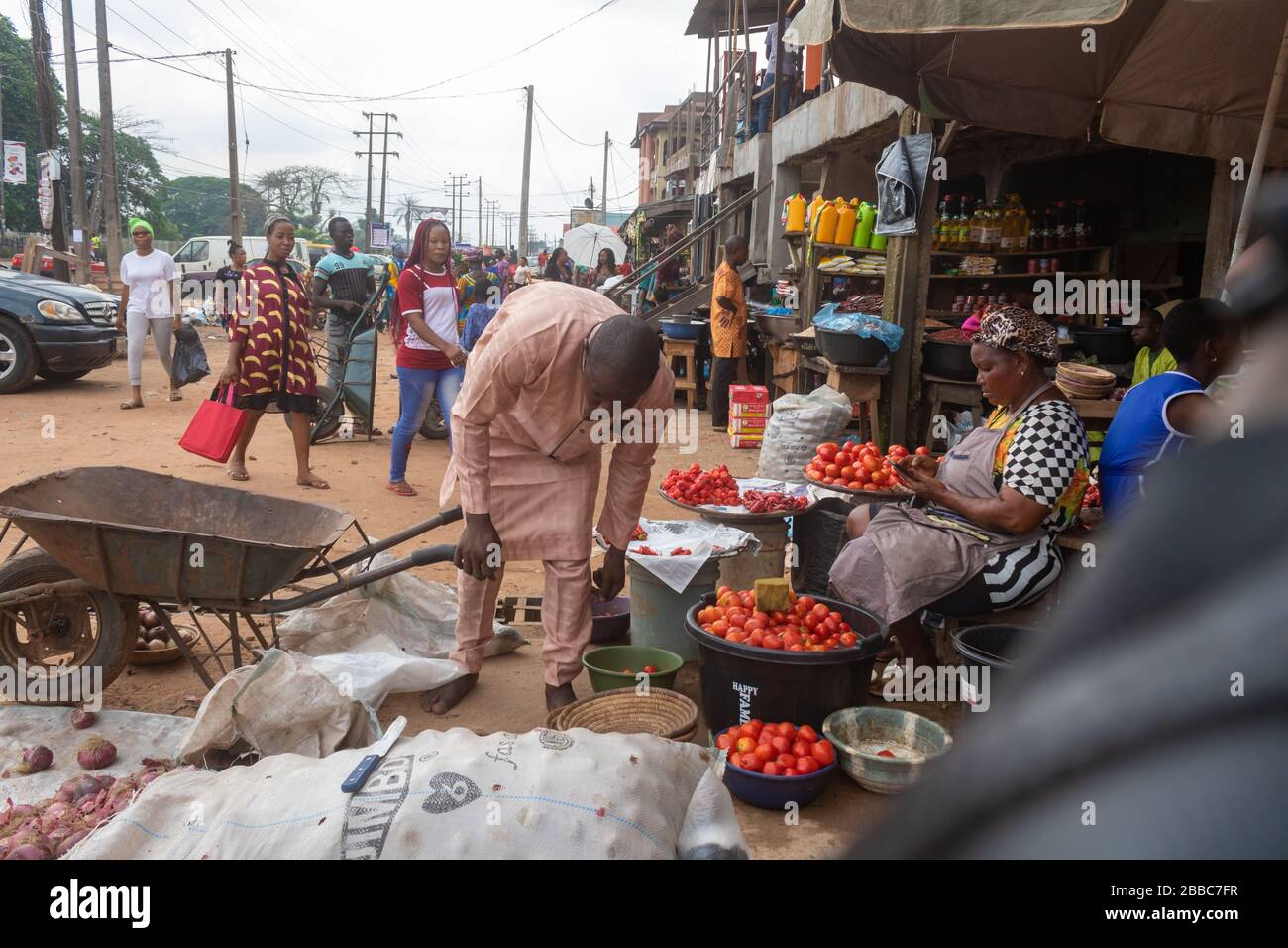Buying and selling in nigeria market hi-res stock photography and ...