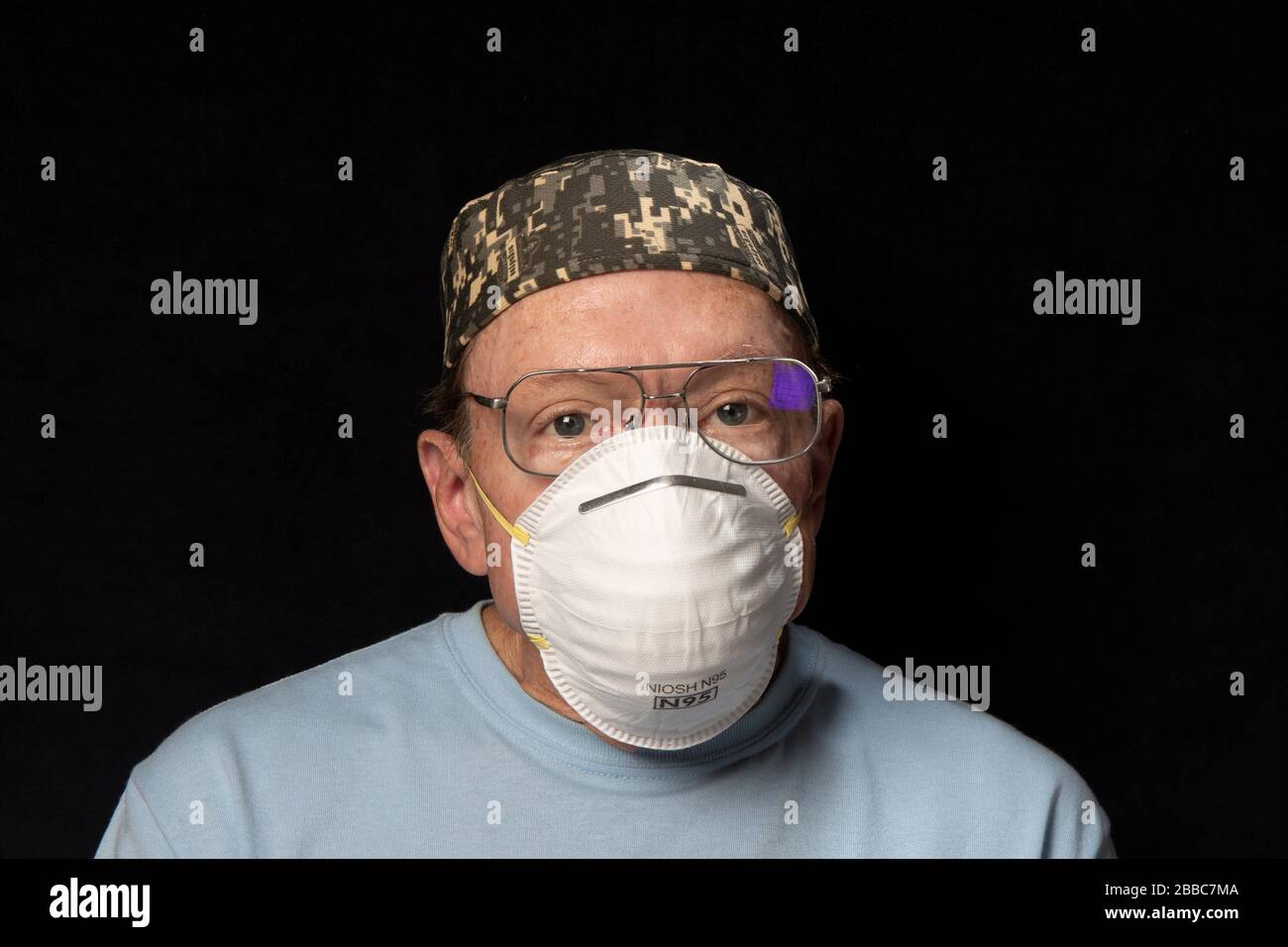 man wearing N95 mask and glasses Stock Photo - Alamy