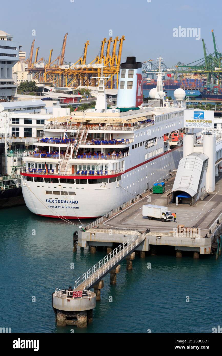 Singapore cruise terminal hi-res stock photography and images - Alamy