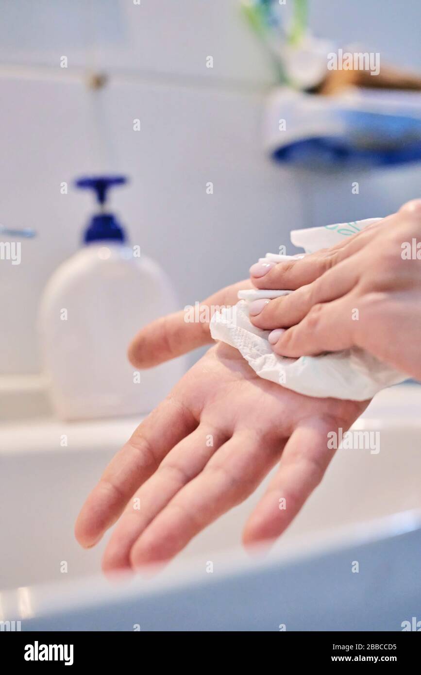 Washing hands for 20 seconds hi-res stock photography and images - Alamy