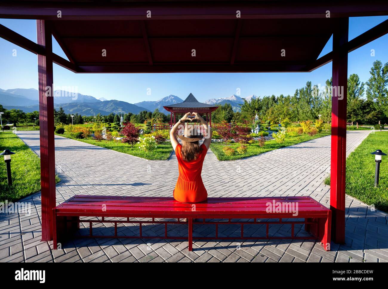 Red bench japanese garden hi-res stock photography and images - Alamy