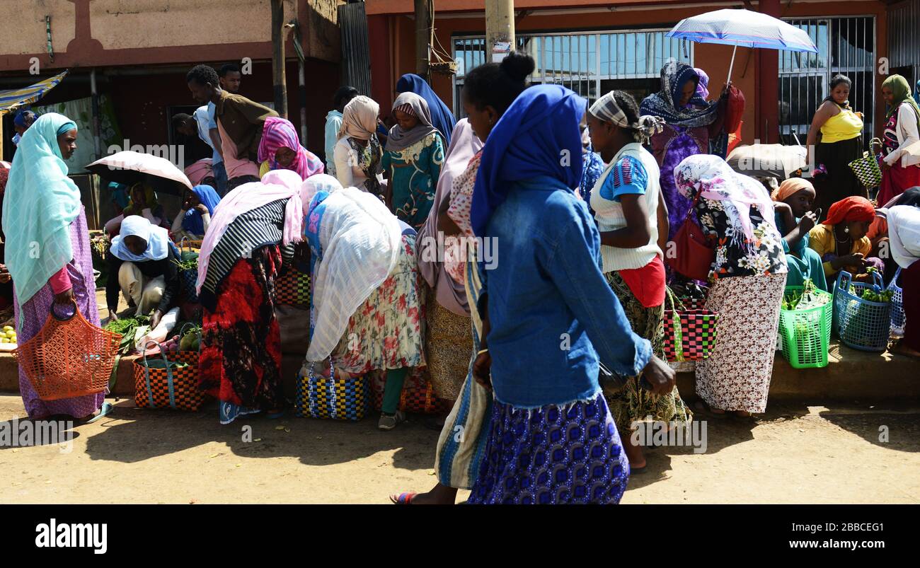 Muslim women street hi-res stock photography and images - Alamy