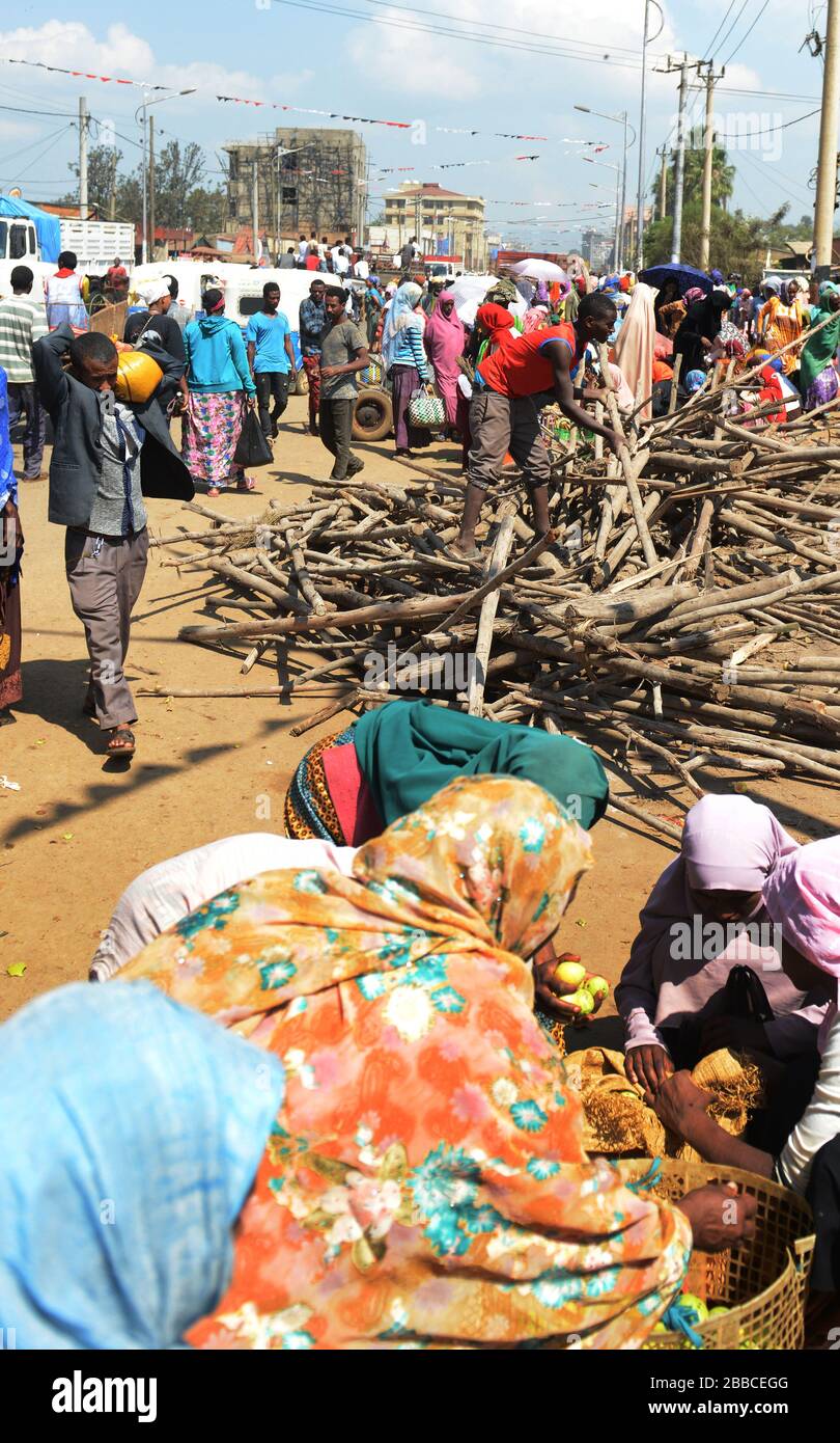 Muslim women street hi-res stock photography and images - Alamy