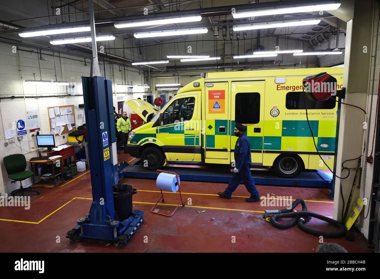 London ambulance service workshop hi-res stock photography and images ...