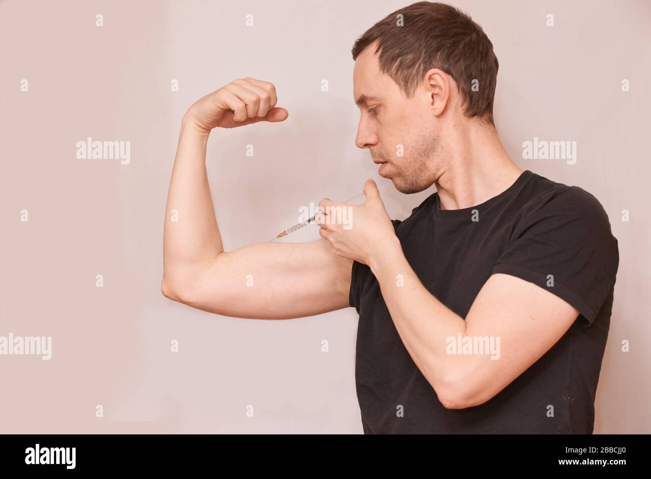 Man inject steroid hormone. Growth injection procedure Stock Photo - Alamy