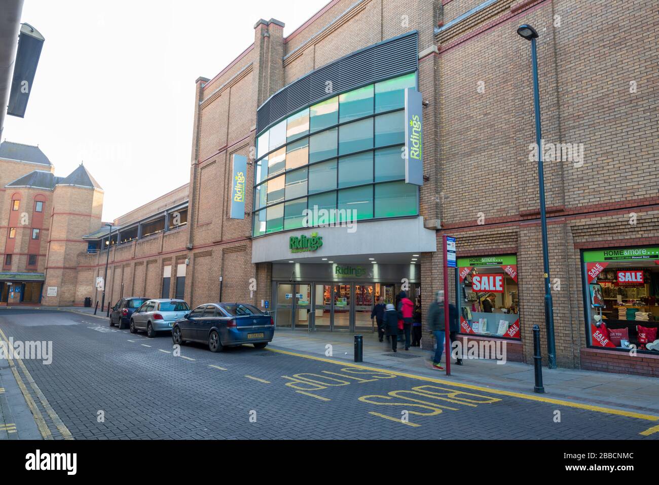 Shopping centre entrance shops hi-res stock photography and images - Alamy