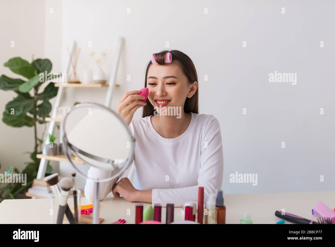 Applying powder on the face, make up tutorial Stock Photo - Alamy