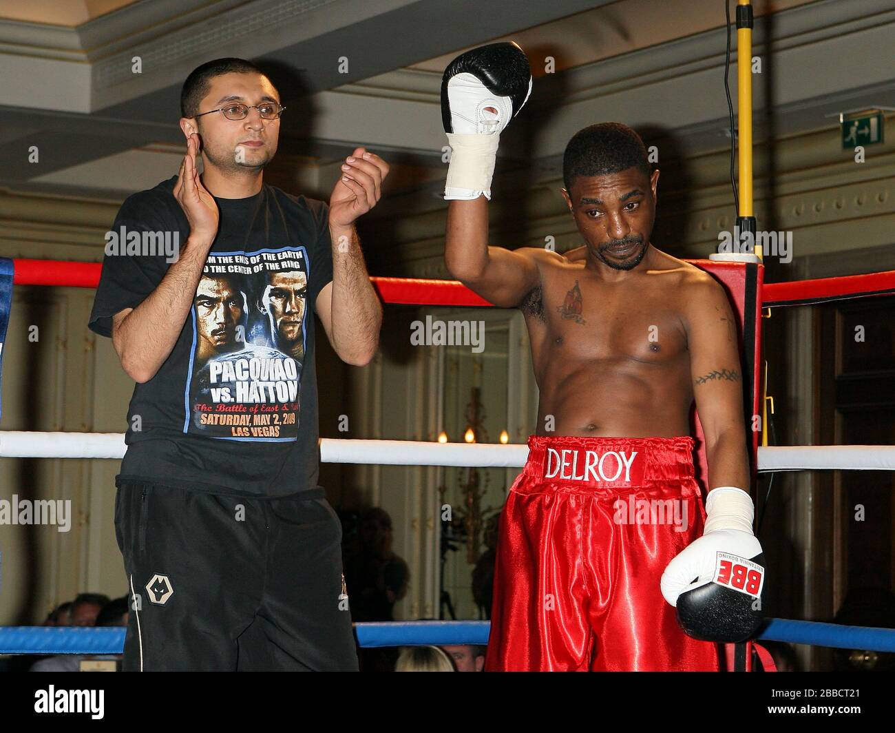 John Fernandez (black shorts) defeats Delroy Spencer in a Super ...