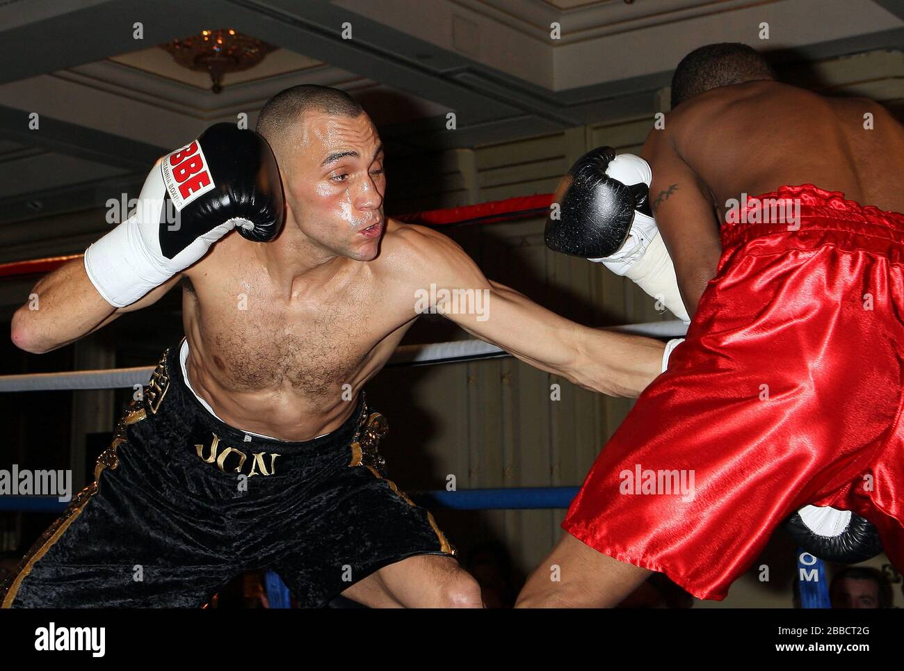 John Fernandez (black shorts) defeats Delroy Spencer in a Super ...