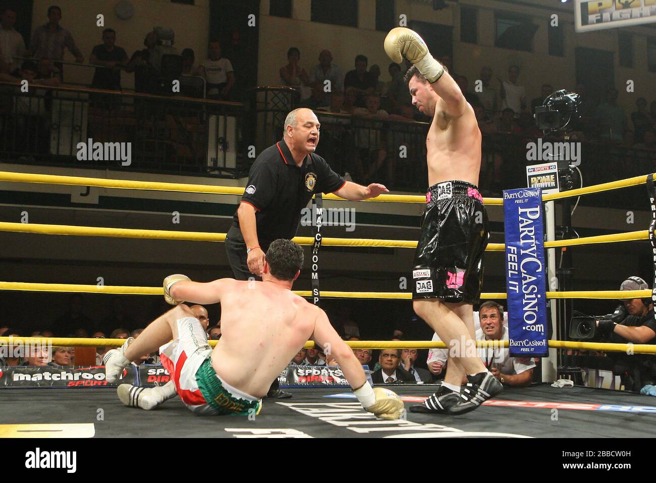 Daniel Cadman (black/pink shorts) defeats Eddie McIntosh in Round One ...