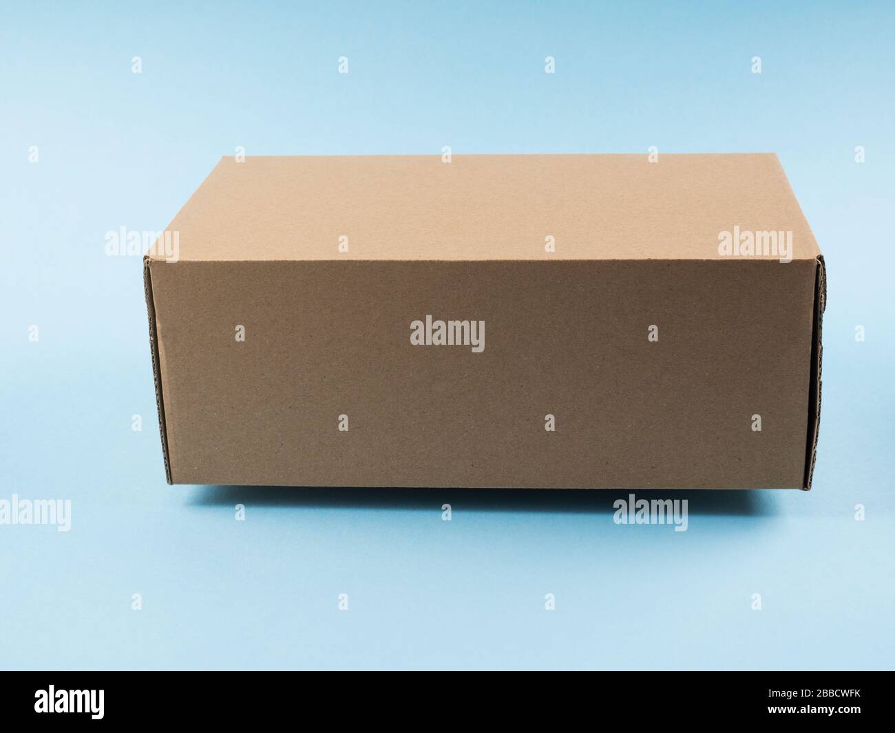 Contactless delivery concept. Cardboard box Stock Photo - Alamy