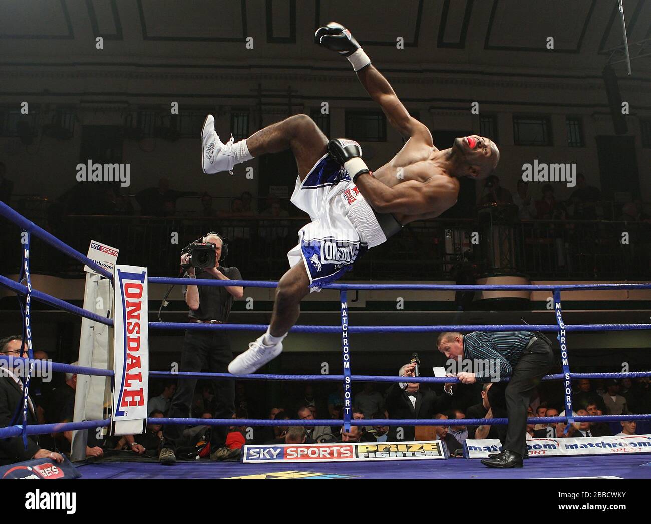 Round 1 boxing hi-res stock photography and images - Alamy