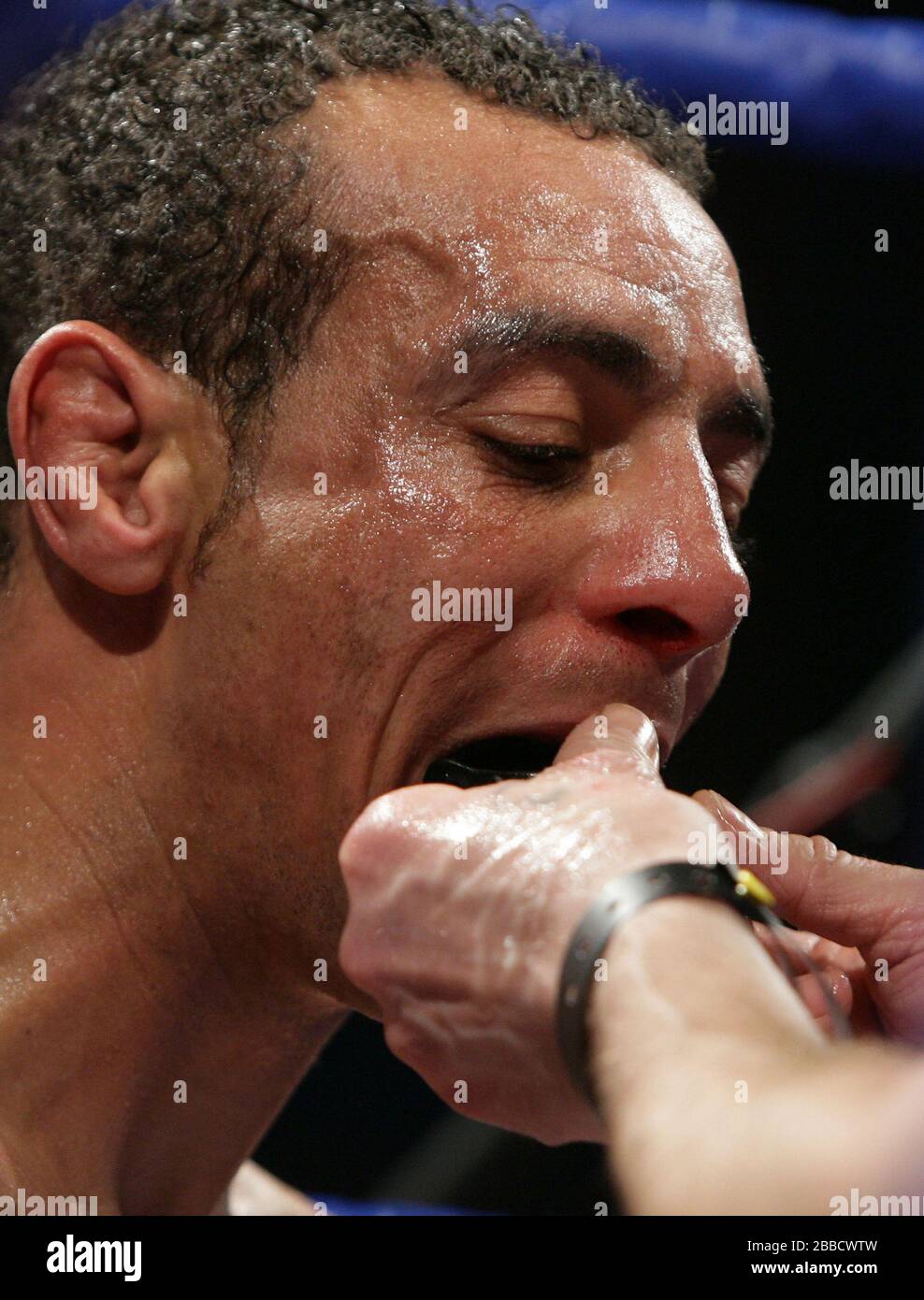 Carl Allen in his corner, Martin Gethin (Walsall, white/red shorts ...