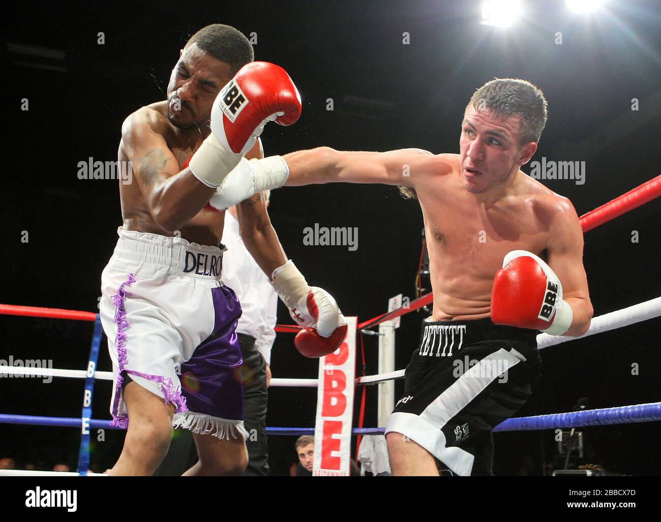 Lewis Pettitt (black shorts) defeats Delroy Spencer in a Super ...