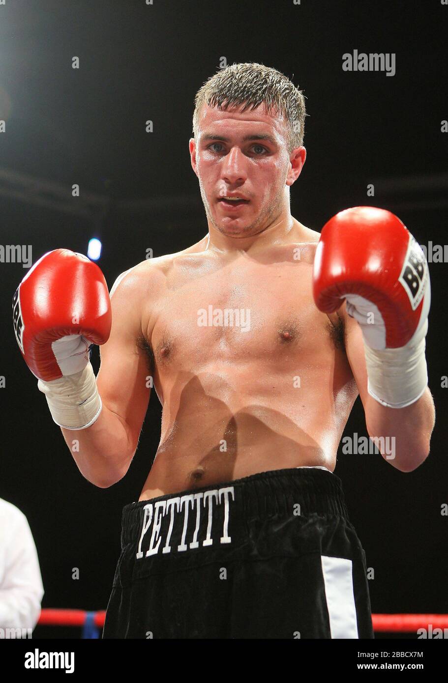 Lewis Pettitt (black shorts) defeats Delroy Spencer in a Super ...