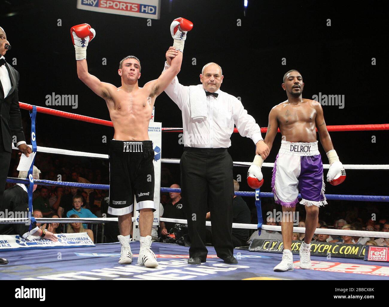 Lewis Pettitt (black shorts) defeats Delroy Spencer in a Super ...