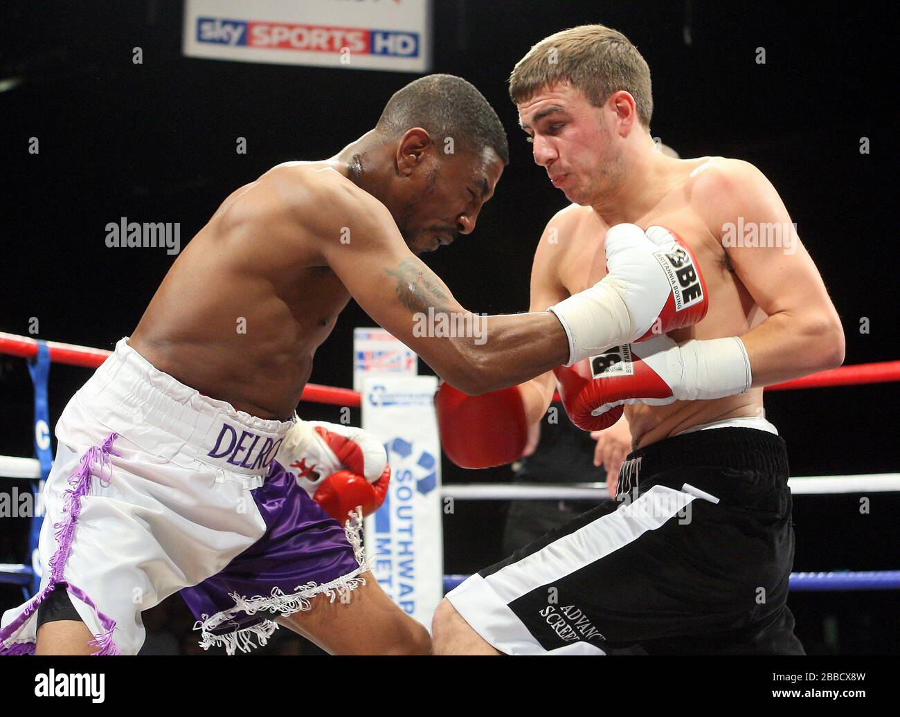 Lewis Pettitt (black shorts) defeats Delroy Spencer in a Super ...