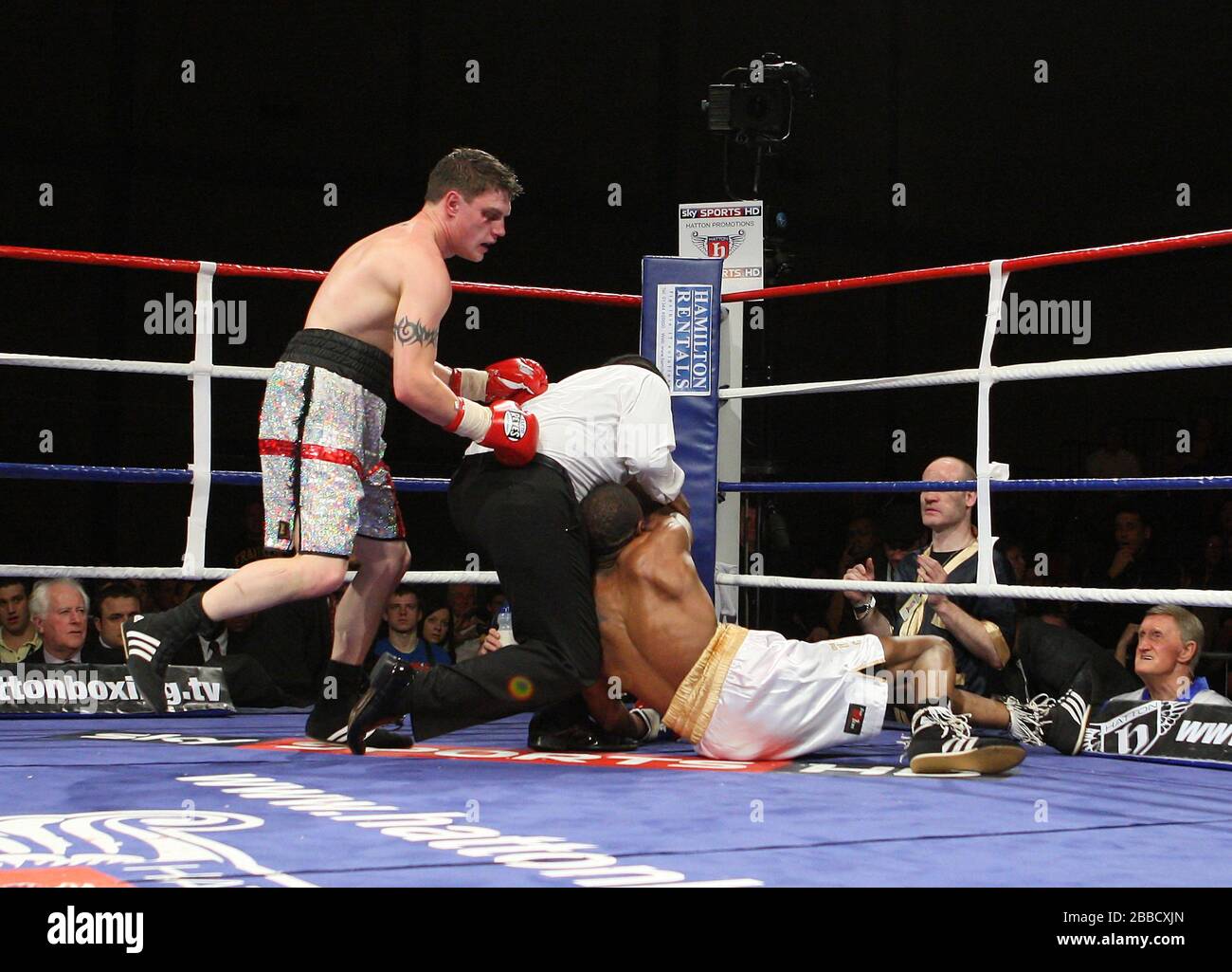 Daryl Setterfield (silver shorts) defeats Daryl Setterfield in a Light ...