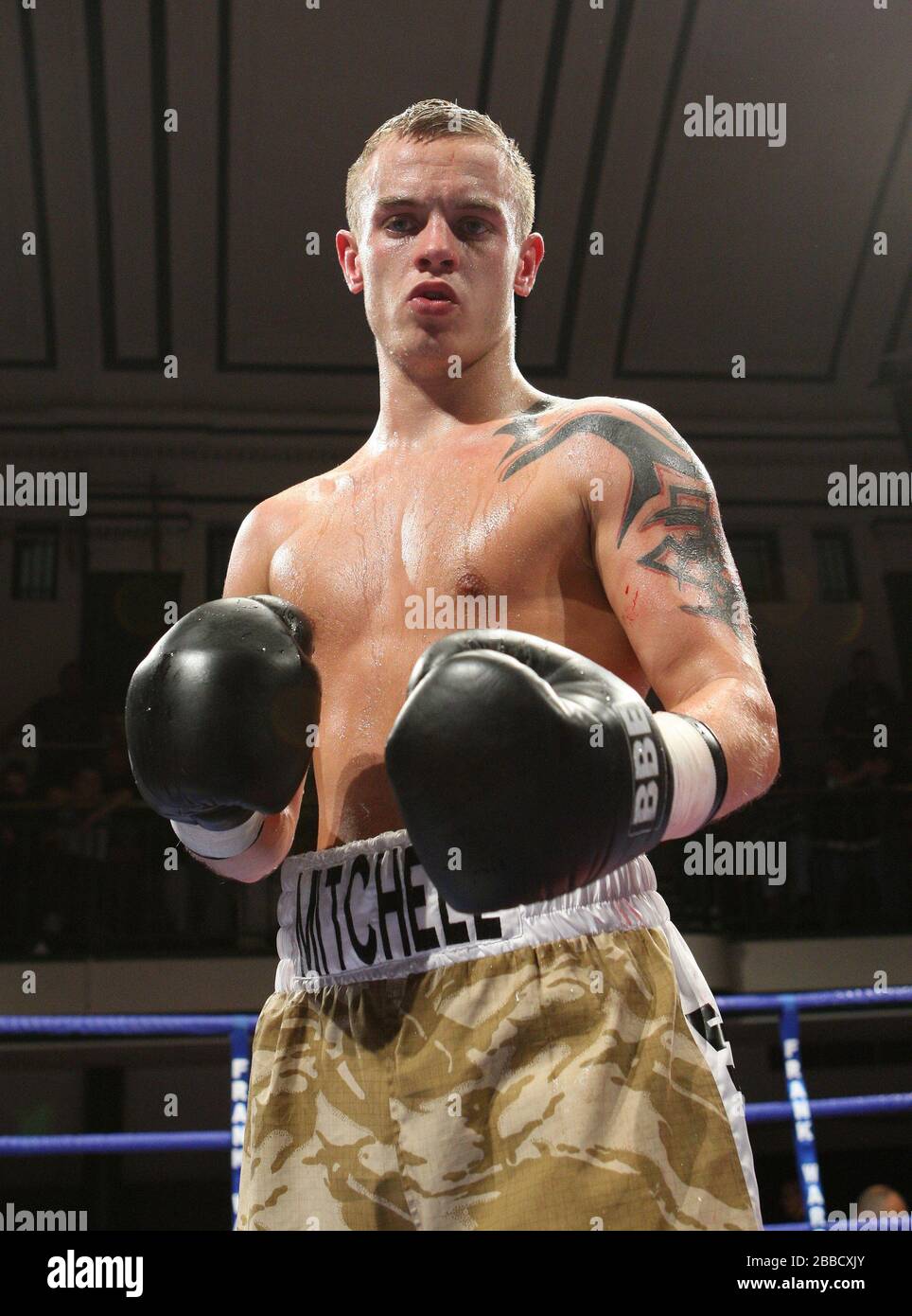 Vinny Mitchell (Dagenham, camouflage shorts) defeats Shaun Walton ...
