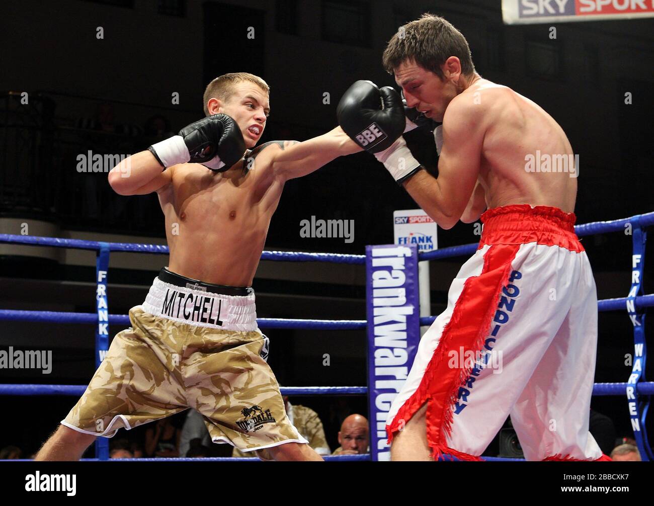 Vinny Mitchell (Dagenham, camouflage shorts) defeats Shaun Walton ...