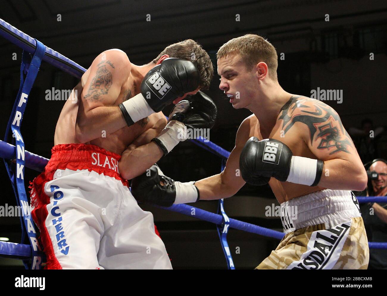 Vinny Mitchell (Dagenham, camouflage shorts) defeats Shaun Walton ...