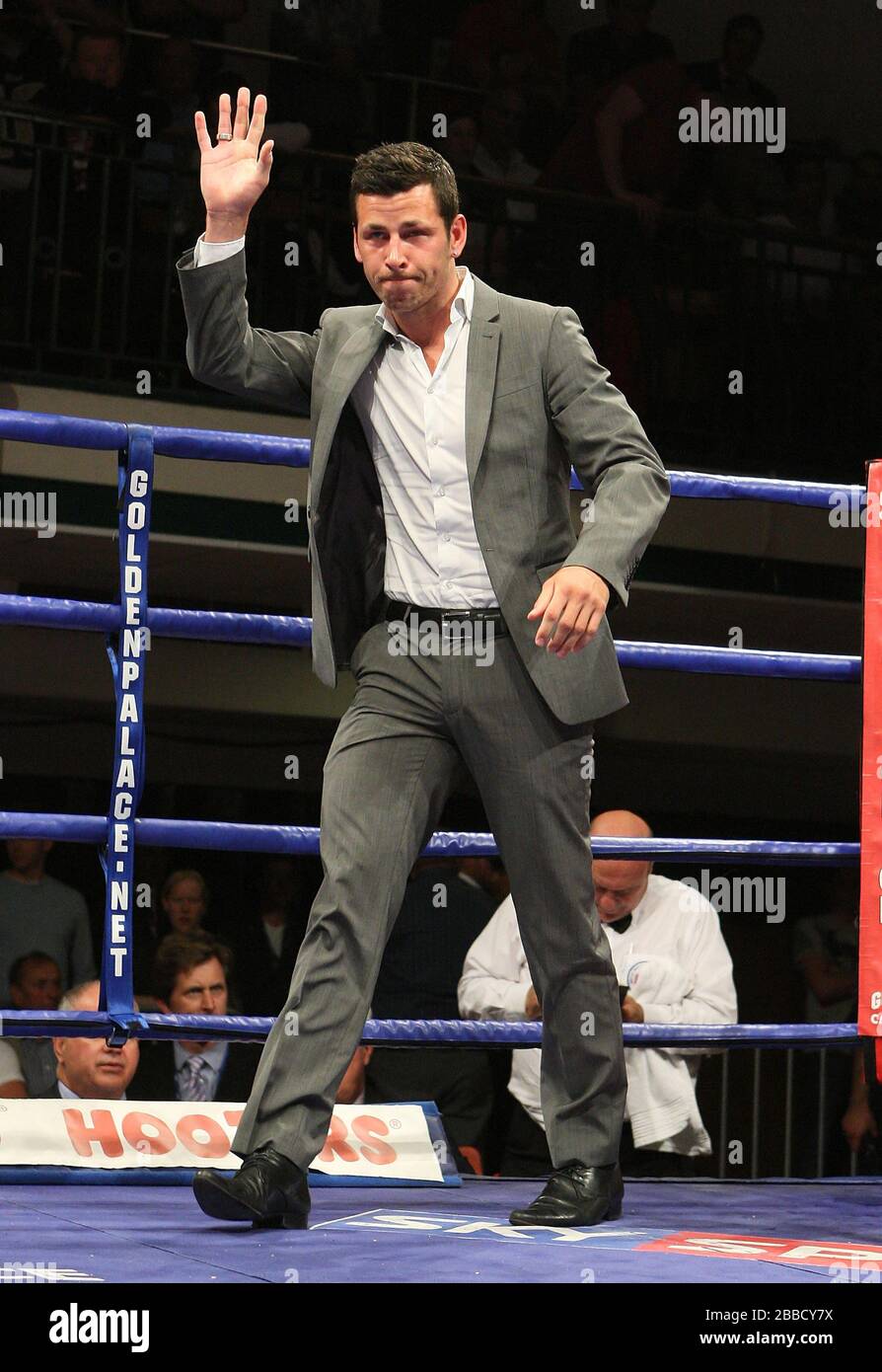 Boxing ring boxing glove action crowd hi-res stock photography and ...