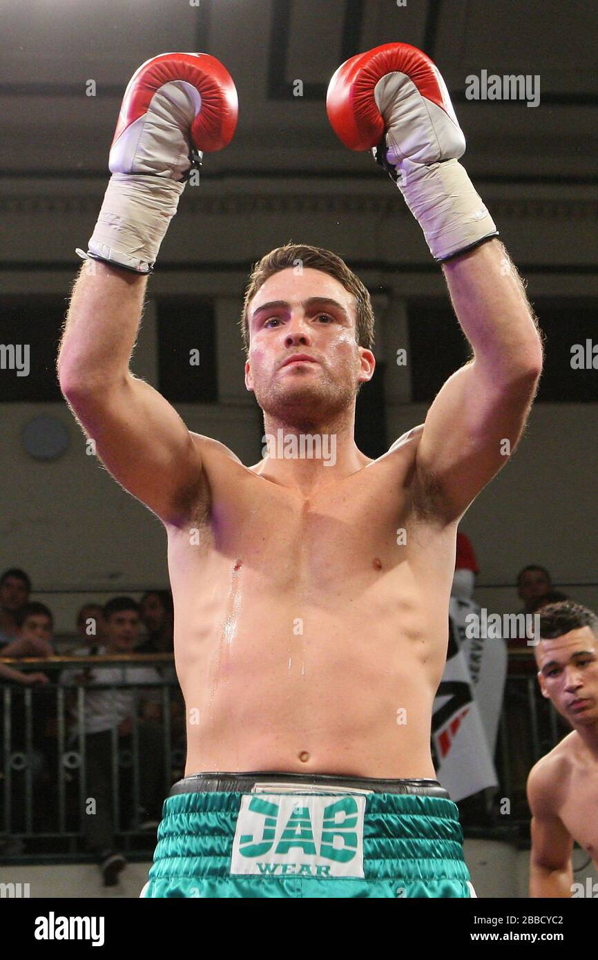 Simon O'Donnell (green shorts) defeats Ty Mitchell in a Middleweight ...