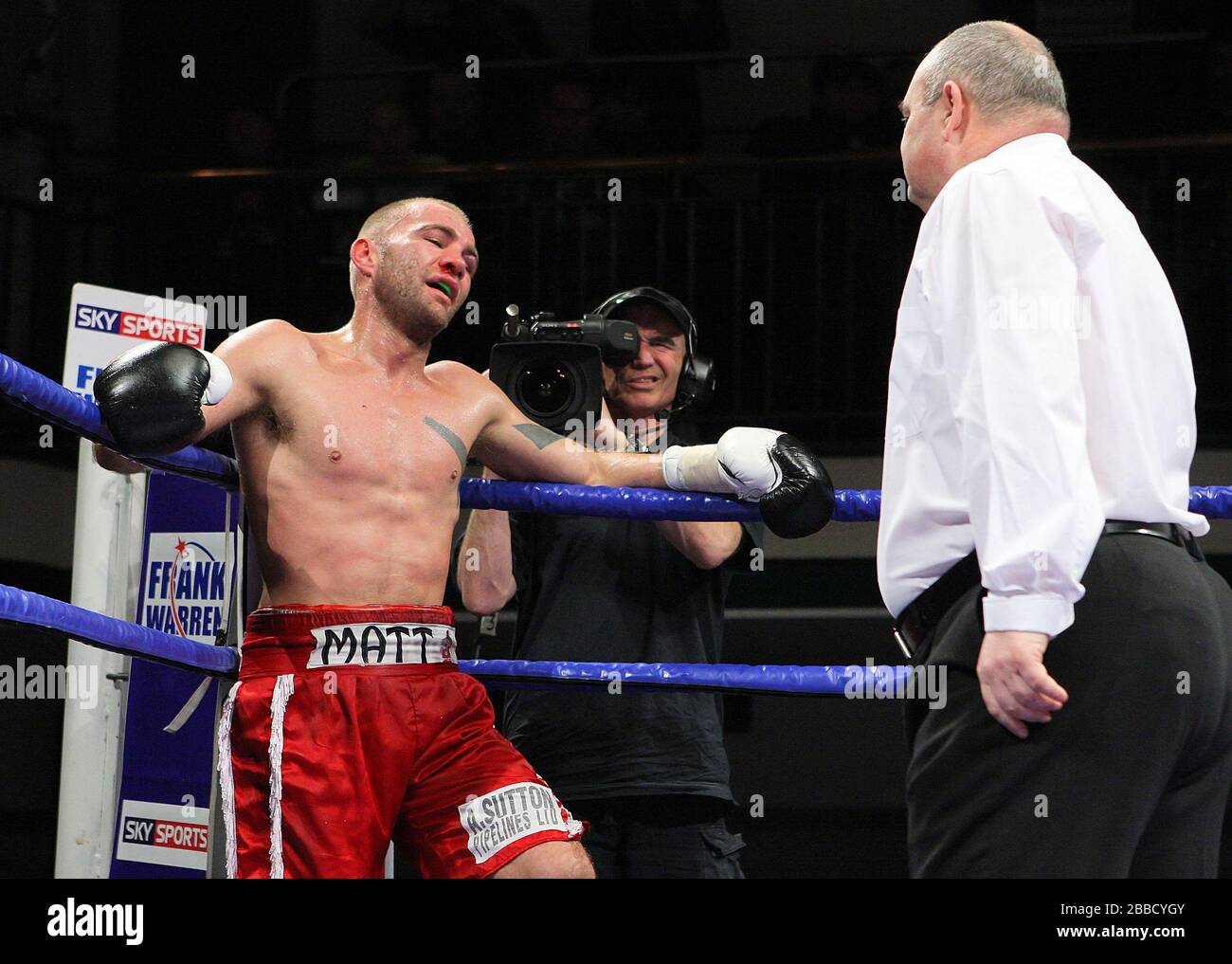 Denton Vassell (Manchester, black shorts) defeats Matt Scriven ...