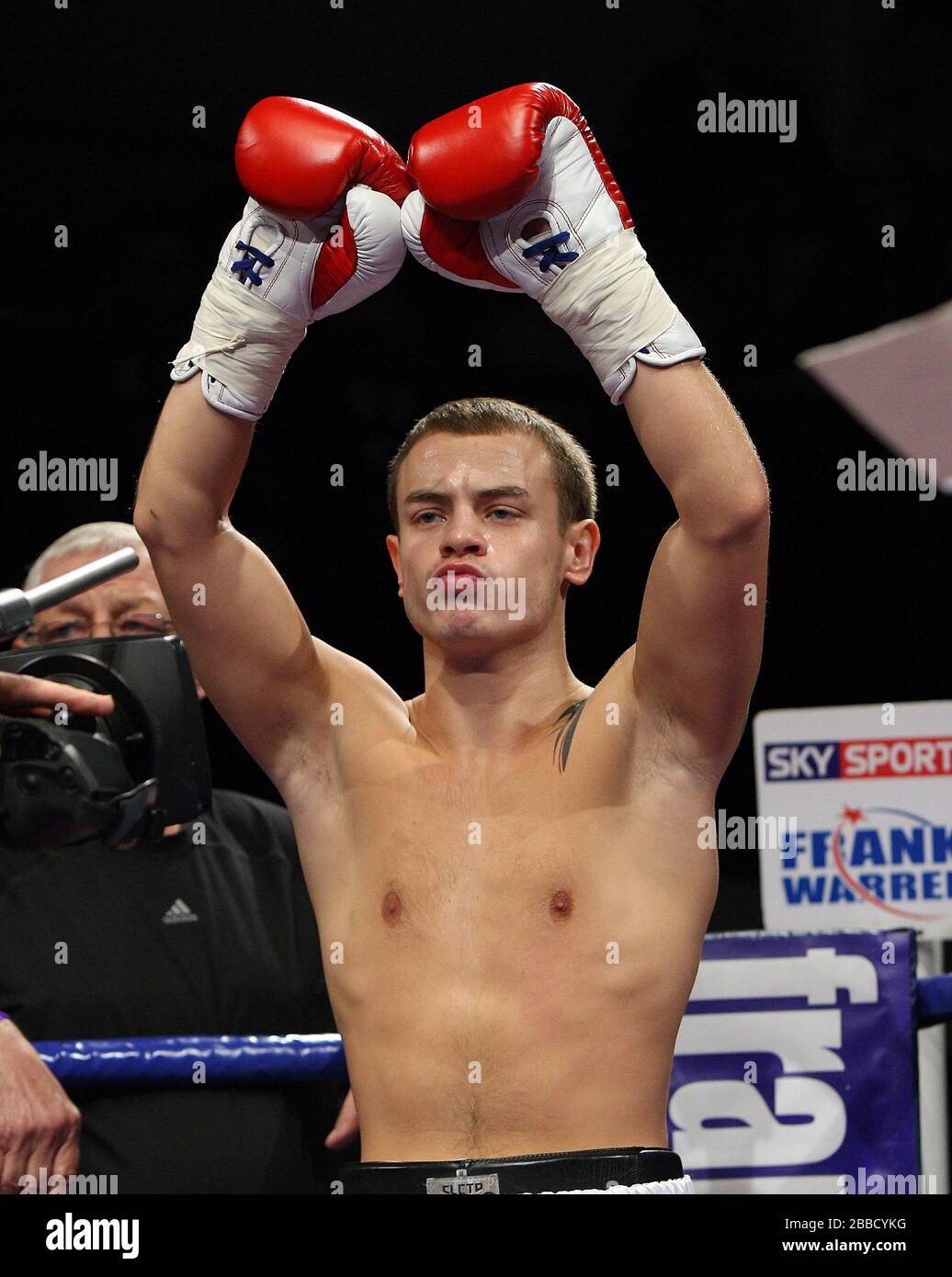 Vinny Mitchell (Dagenham, camouflage shorts) defeats Robin Deakin ...