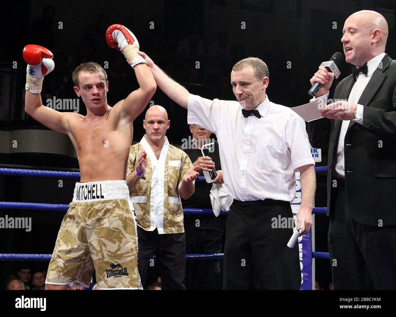 Robin weight hi-res stock photography and images - Alamy