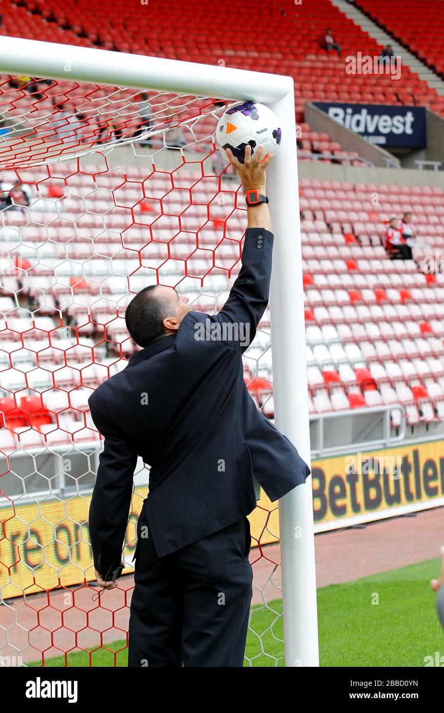 Referee Neil Swarbrick testing the 'Hawkeye' goal line technology Stock ...