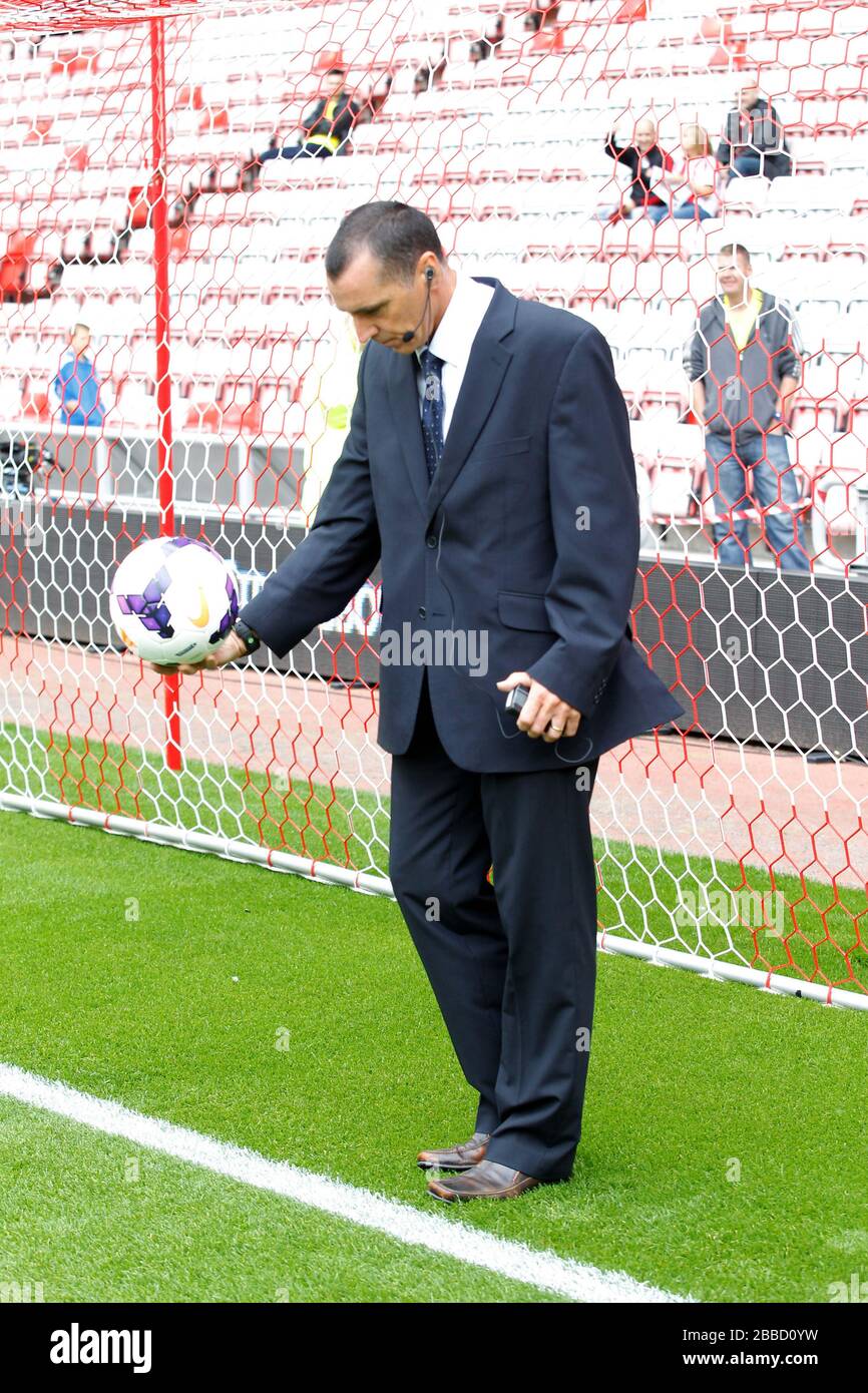 Referee Neil Swarbrick testing the 'Hawkeye' goal line technology Stock ...