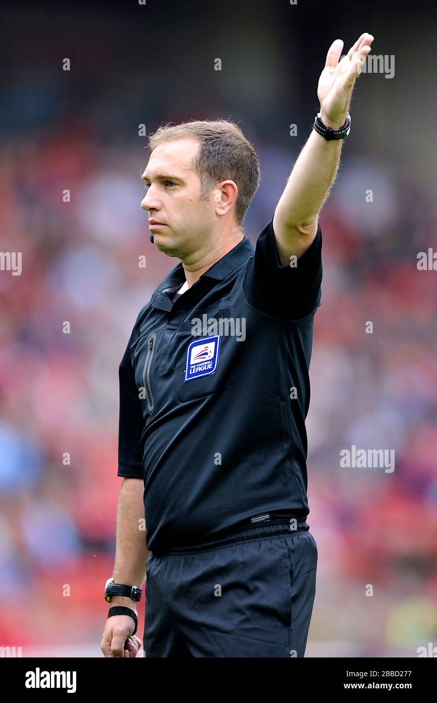 Referee Jeremy Simpson Stock Photo - Alamy