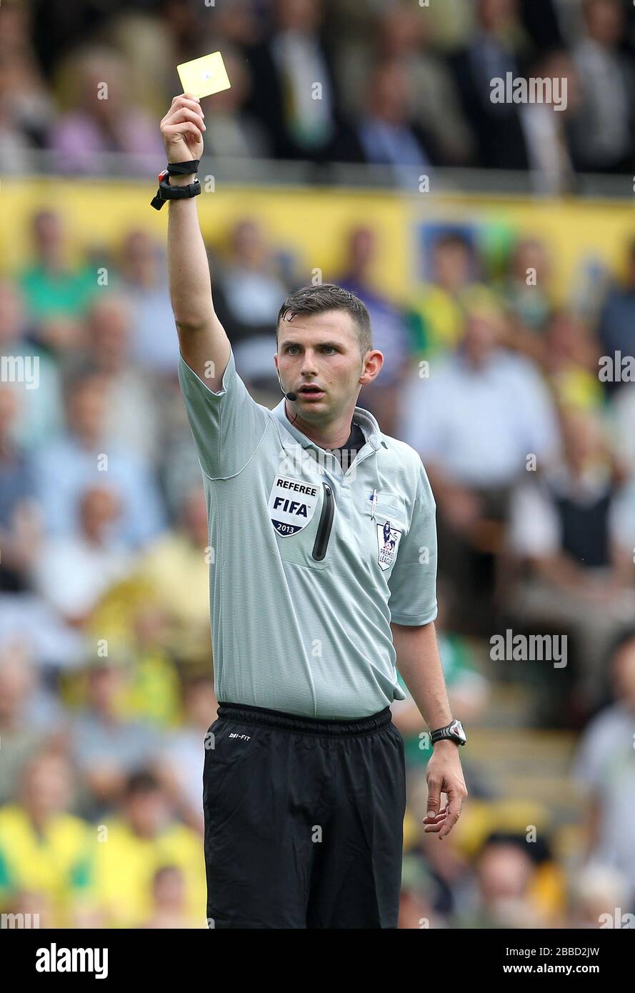 Michael oliver referee hi-res stock photography and images - Alamy