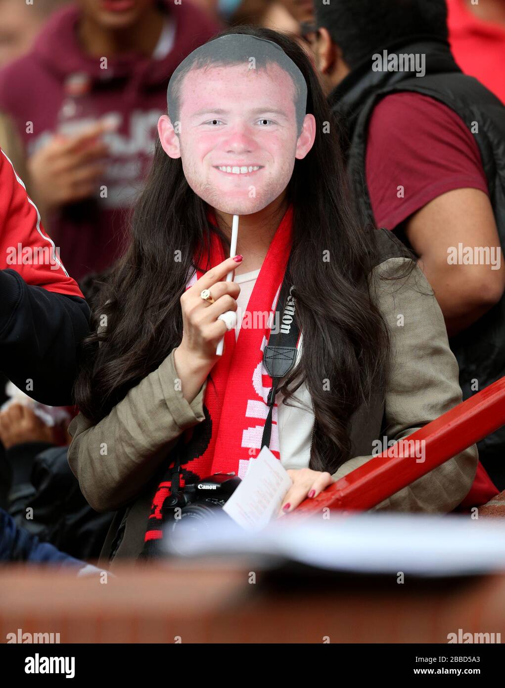 A Manchester United fan holds up a Wayne Rooney mask Stock Photo - Alamy