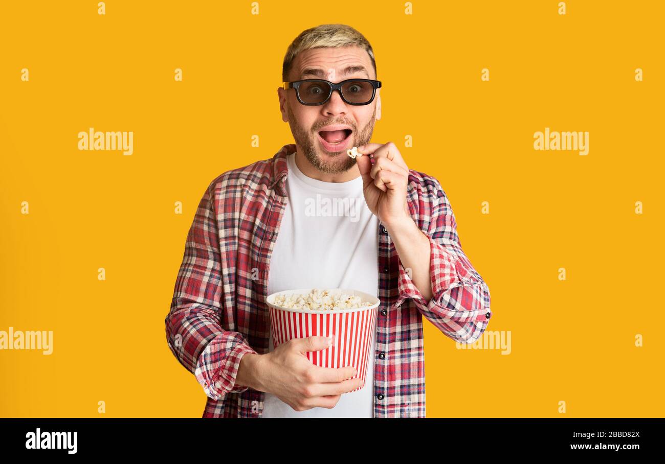 Man holding popcorn hi-res stock photography and images - Alamy