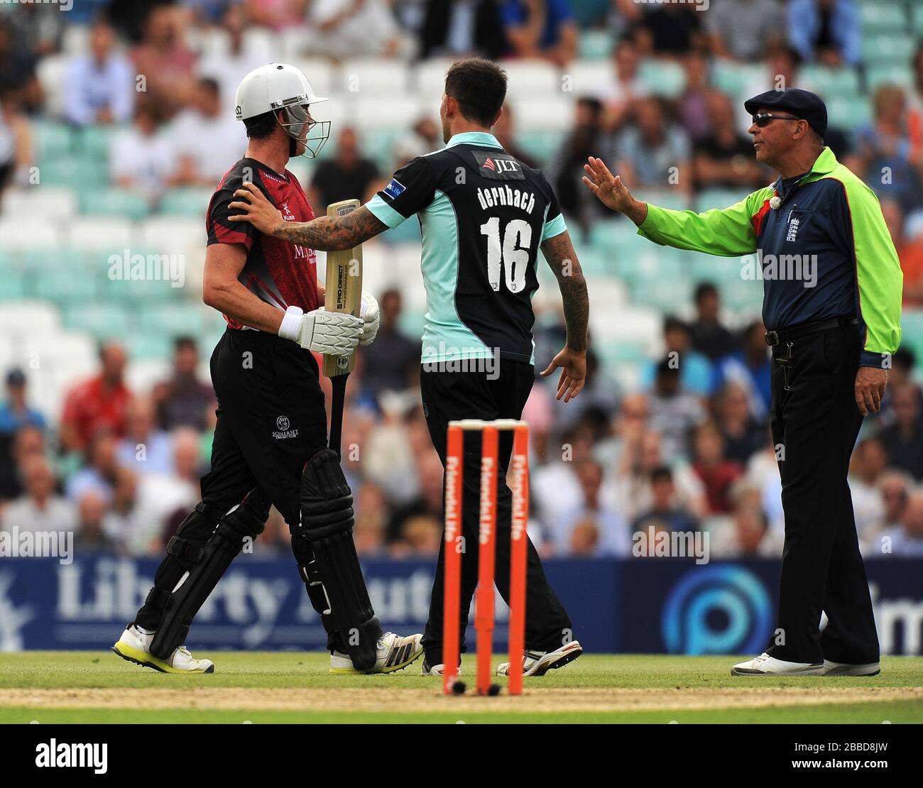 Left right umpire tim robinson hi-res stock photography and images - Alamy