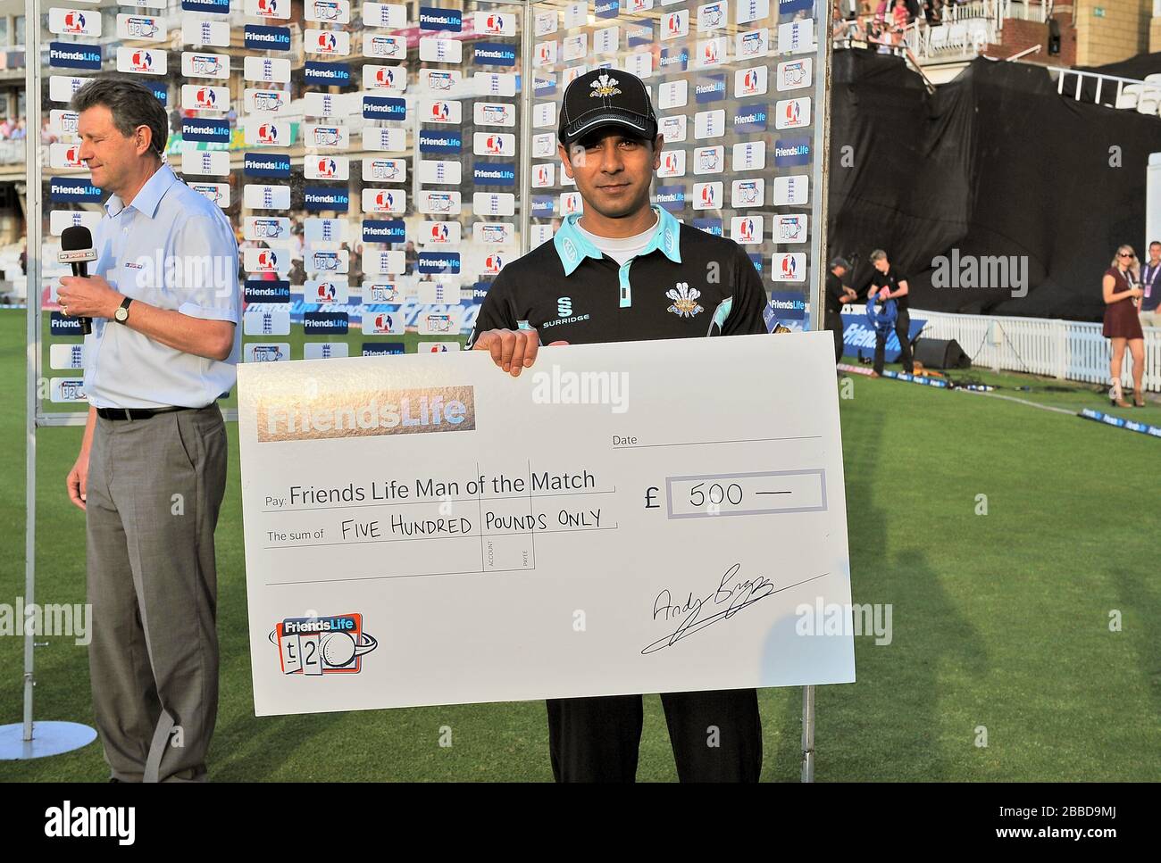Surrey's Vikram Solanki with his man of the match cheque Stock Photo ...