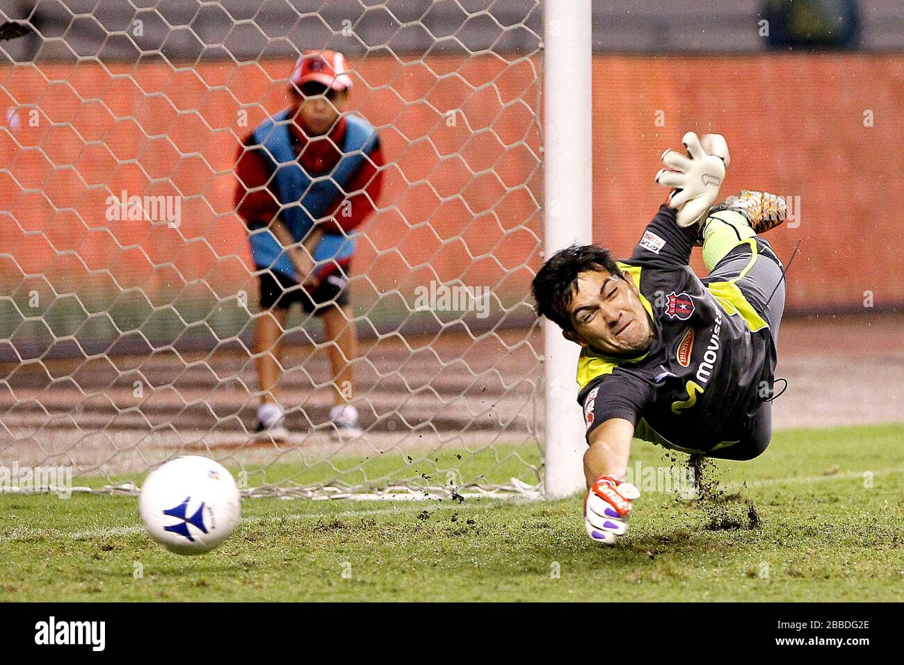 L.D. Alajuelense goalkeeper Alfonso Quesada dives for the ball Stock ...
