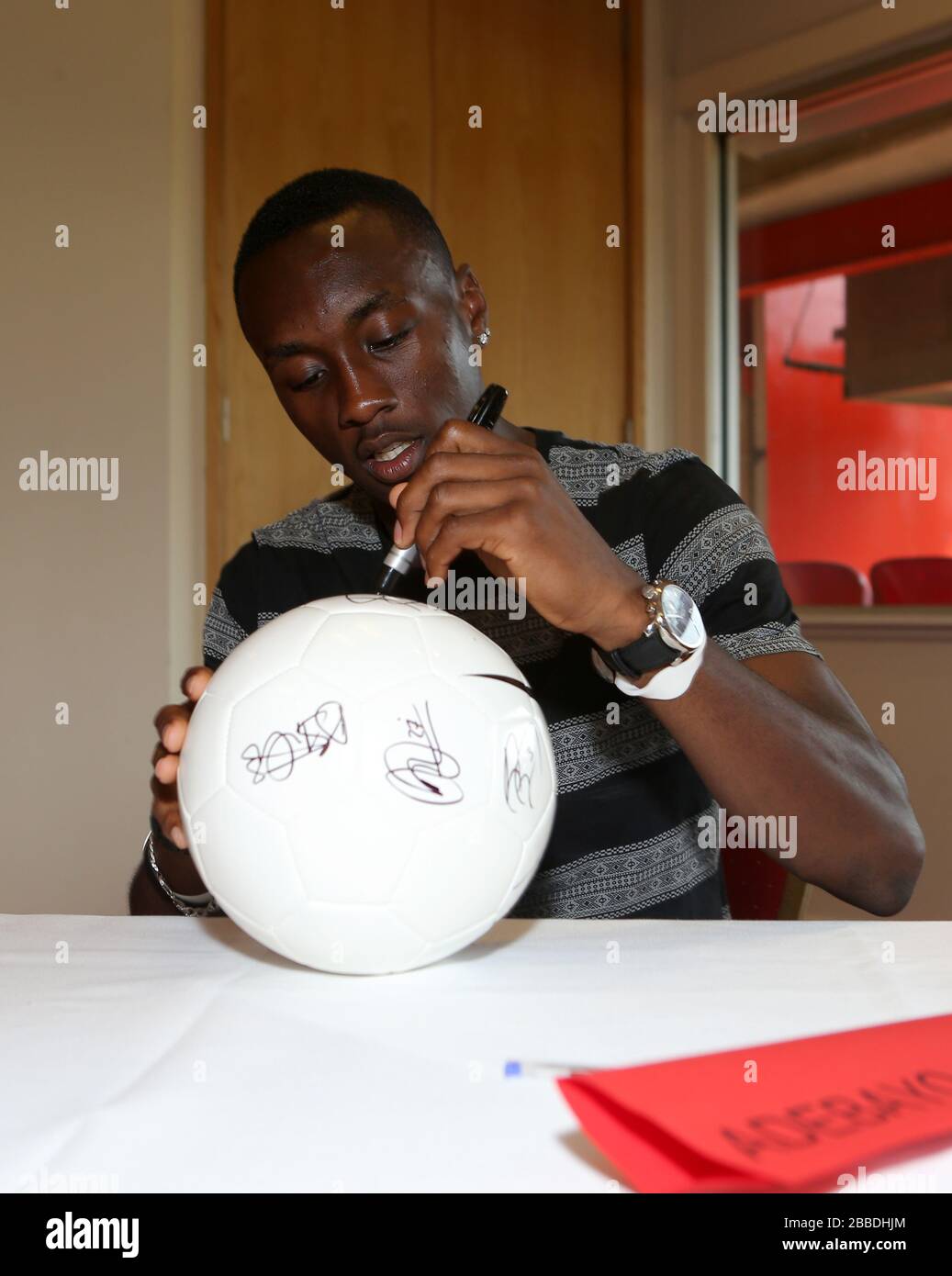 Half length mid top signing signs hi-res stock photography and images ...