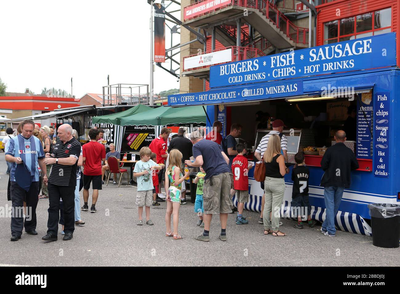 Queue people open day uk hi-res stock photography and images - Alamy