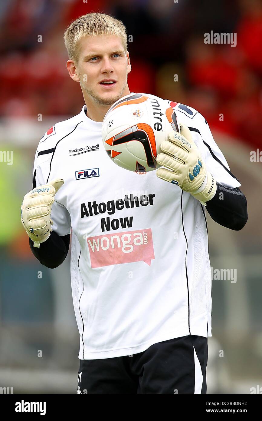 Goalkeeper Mark Halstead, Blackpool Stock Photo - Alamy