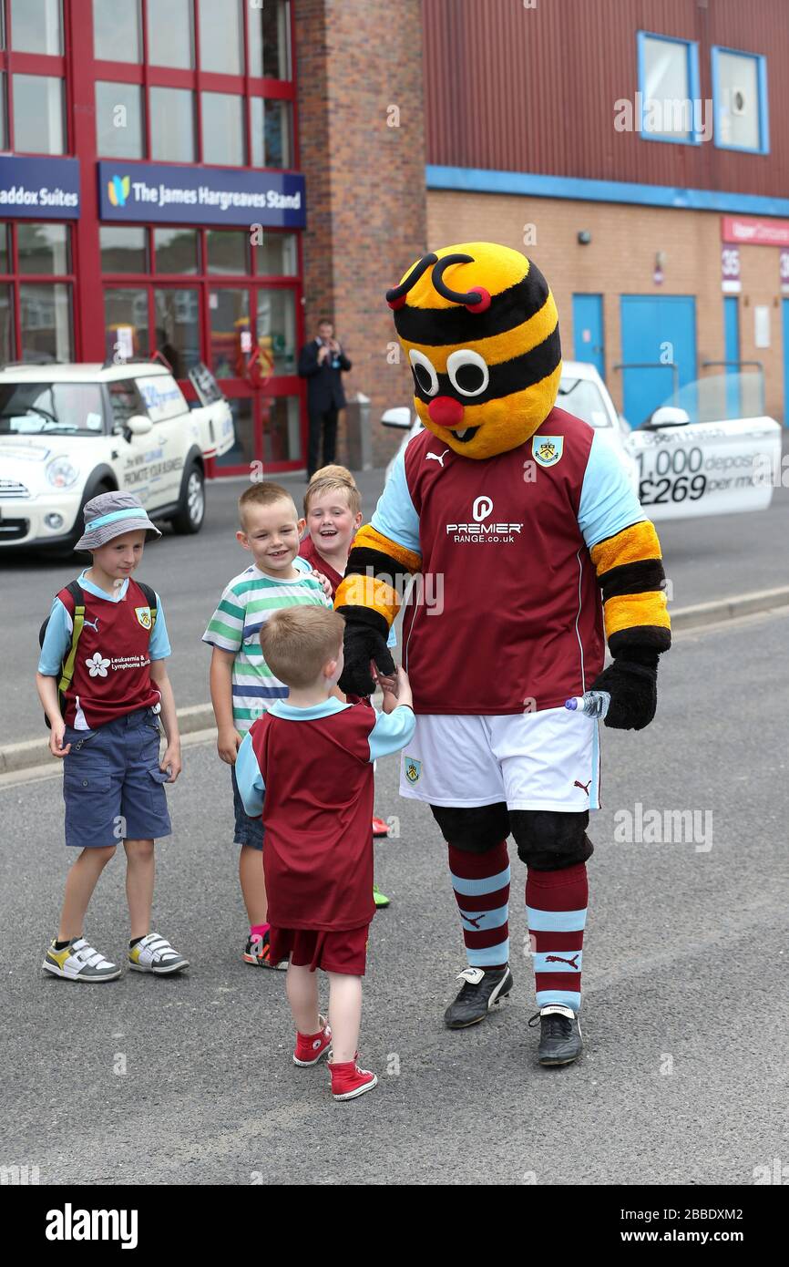 Burnley mascot bertie bee with fans hi-res stock photography and images ...