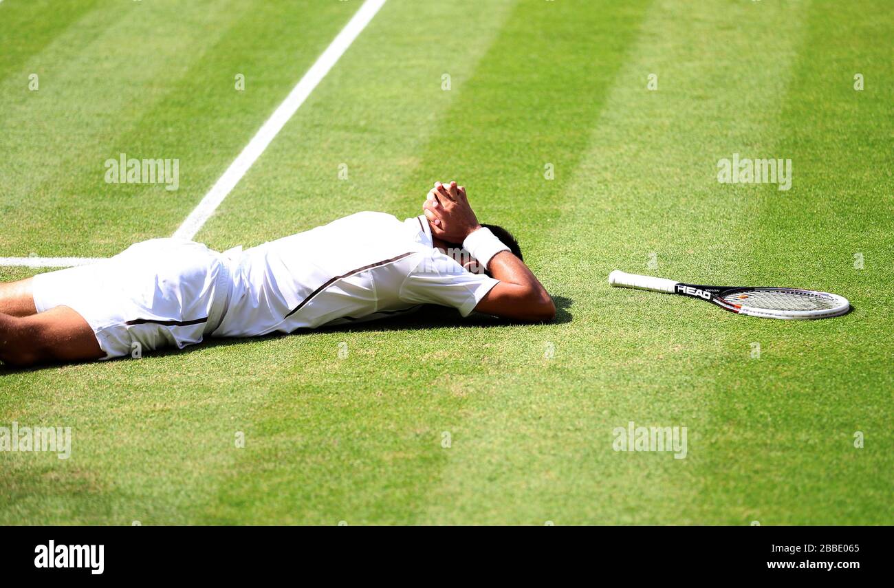 Novak djokovic stretching hi-res stock photography and images - Alamy